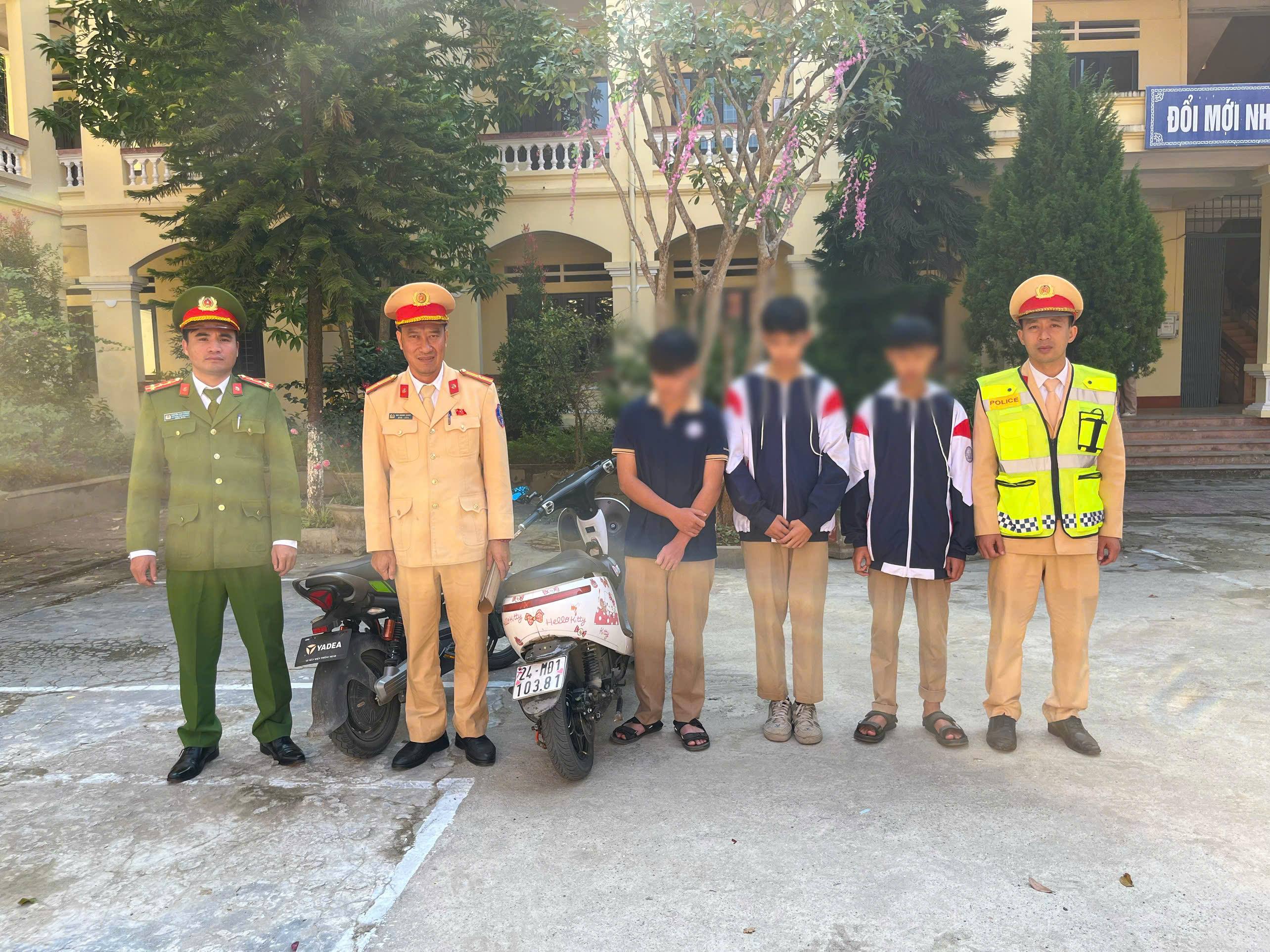 Xử lý nhóm học sinh bốc đầu xe máy điện, quay video đăng tải lên mạng xã hội